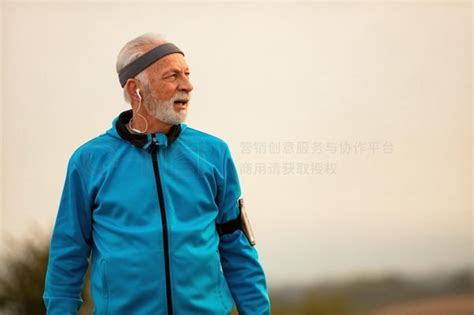 复制空间高清图片 高级运动员决心保持健康的生活方式，一边在大自然中锻炼休息，一边用耳机听音乐复制空间 生活方式免费下载 格式 编号