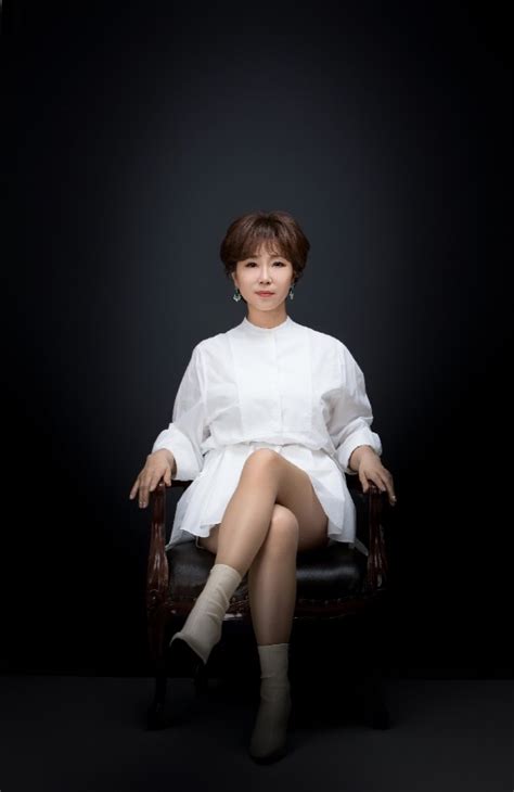 역주행의 아이콘 문희옥 새 프로필 공개고급美→우아 화수분 매력 나무뉴스