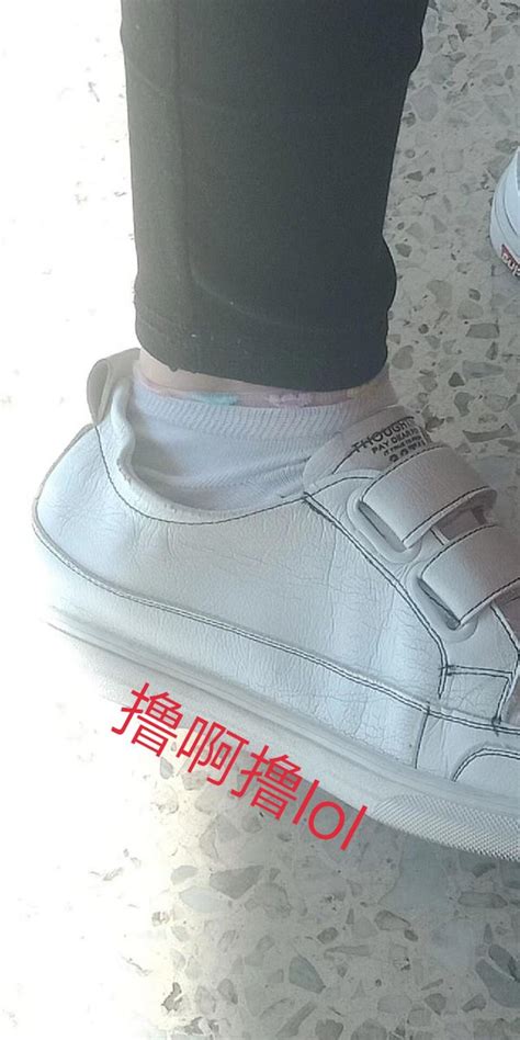 原味 妹子出门回来刚脱的鞋子细看她是穿了两双袜子吗一双凉丝一双白棉袜袜子没留下鞋子在门口只能玩玩鞋子了味道挺足 原味 丝袜 棉袜 偷拍 扫楼
