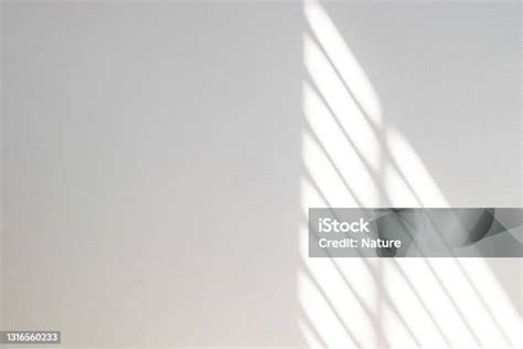 벽에 그림자 추상적인 빛 흰색 텍스처 월의 창에서 검은 그림자 오버레이 햇빛 아키텍처 배경 제품 프리젠 테이션 배경 및 모형 여름 계절 개념 그림자에 대한 스톡 사진 및