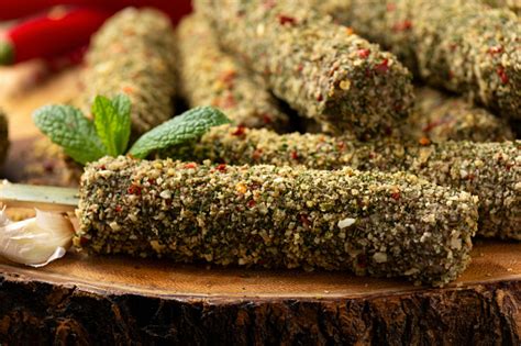 나무 판에 허브의 혼합과 꼬치에 원시 양 Kofta 케밥 요리 준비 완료 고기에 대한 스톡 사진 및 기타 이미지 고기 구이 구이 디너 Istock