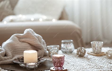 Naturaleza Muerta Con Velas Sobre La Mesa Del Salón Foto Gratis