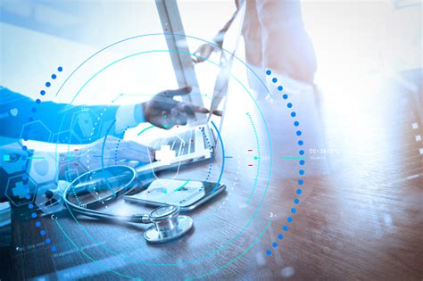 의료 작업 영역 사무실과 개념으로 서 의료 네트워크 미디어 다이어그램에 랩톱 컴퓨터를 사용 하는 팀 의사 건강관리와 의술에 대한 스톡 사진 및 기타 이미지 Istock