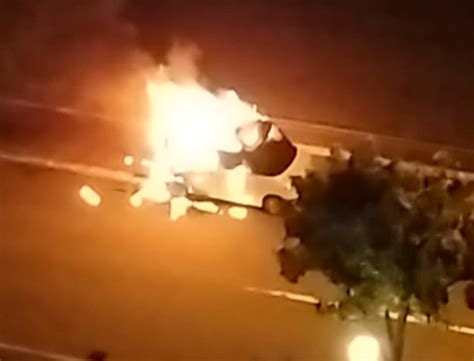 「ボーンという音が聞こえて窓を開けたら炎が」爆発音とともに軽乗用車が激しく炎上 全焼した車内から性別不明の1人の遺体みつかる 警察が出火原因を