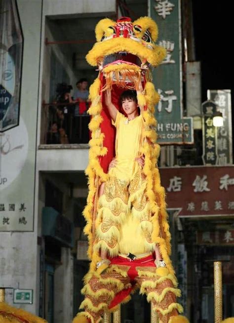 王俊凱獻出舞獅首秀，粉絲通過他的特殊技能發現他男友力十足 每日頭條