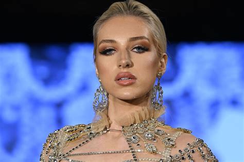 Model L Uft Fast Nackt Ber Den Laufsteg Und Sorgt F R Eklat