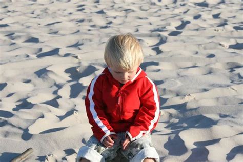 Милый Мальчик Пляже — Стоковое фото © Yayimages 260242574