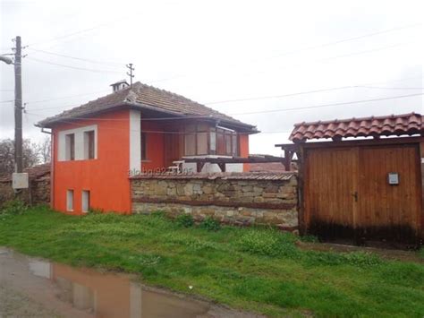 Джулюница Реновирана двуетажна къща с басейн Двуетажна къща 70 кв м РЗП 600 кв м двор Къщи