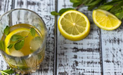 여름의 상쾌한 드링크를 유리에 레몬 민트와 얼음 조각 회색 나무 테이블에 전통적인 차가운 달콤한새 콤 레모네이드 0명에 대한 스톡 사진 및 기타 이미지 Istock