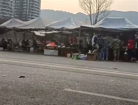 工地食堂因饭菜实惠成大学生打卡点 开始上工地抢饭吃了 中华网