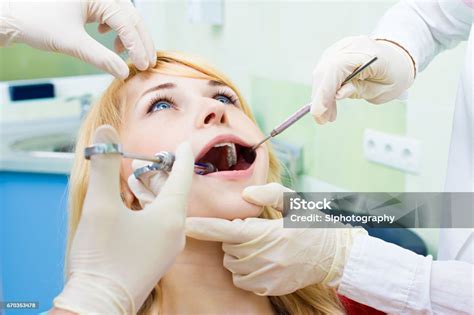 젊은 여자 치과 의사의 자에 앉아 여자 환자 넓은 열려있는 입으로 사무실 고통 마 취 주사를 받고 건강 진단에 대한 스톡 사진 및 기타 이미지 Istock