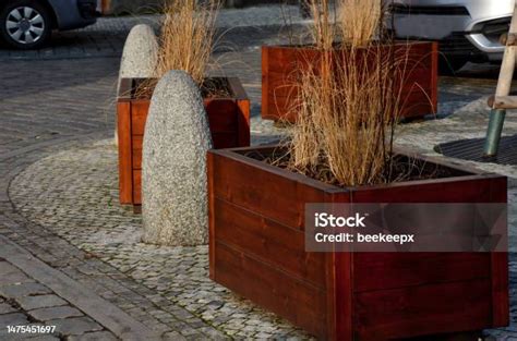 위에 반구가있는 사각형 모양의 실린더에 돌 장벽 화강암은 주차장에서 정차합니다 돌 볼라드가 있는 보행자와 차량의 식민지에 대한 체인 장식 울타리 볼라드에 대한 스톡 사진 및