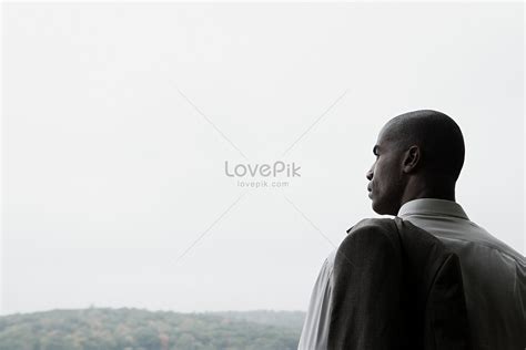 사업가 양복을 들고 사진 무료 다운로드 Lovepik