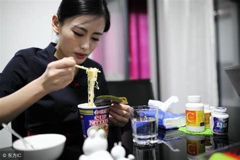 高鐵吃泡麵事件，當事人「泡麵姐」做出回應了，大家怎麼看 每日頭條