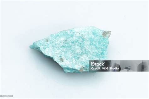흰색 배경에 격리된 천연 아마조나이트 보석 흰색 바탕에 청록색 크리스탈 다양한 칼륨 장석 마이크로 클린 0명에 대한 스톡 사진 및 기타 이미지 Istock