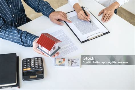 부동산 중개사 제시 및 서명 보험 양식 계약 홈 모델 모기지 대출 제안 및 주택 보험에 관한 의사 결정에 고객에게 상담 2명에 대한 스톡 사진 및 기타 이미지 Istock