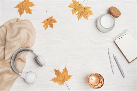 헤드폰과 유리 항아리에 향기로운 촛불 홈 워크 개념 스케치 북 나무 배경에 물 유리 장식 노란색 단풍 상단 보기 및 복사 공간입니다 가을에 대한 스톡 사진 및 기타 이미지