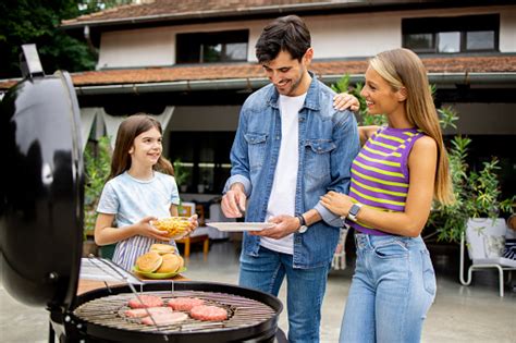 가족은 함께 보내는 시간과 야외 바베큐 준비를 즐깁니다 10 11세에 대한 스톡 사진 및 기타 이미지 10 11세 20