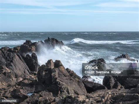 포르투갈의 아름다운 화산 해변에 있는 큰 바위 돌 위에서 대서양의 파도가 어떻게 부서지는지 가까이서 보세요 0명에 대한 스톡 사진 및 기타 이미지 Istock