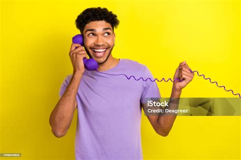 펑키한 흥분한 사람의 사진은 기분이 좋고 노란색 배경에 고립된 복고풍 케이블 전화를 전달한다 전화에 대한 스톡 사진 및 기타 이미지 Istock