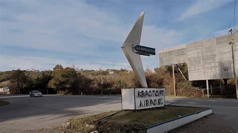 სოხუმის აეროპორტის ტერიტორიაზე ძველი შენობების დემონტაჟი დაიწყეს