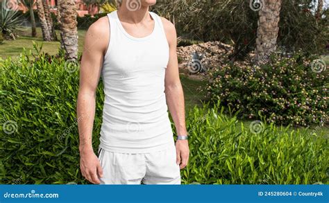 Молодой человек в футболке с маской на красивом летнем фоне Стоковое Фото изображение