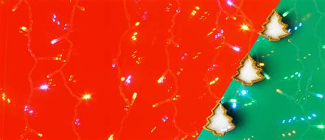 장식 양초 반짝임 화환 새해 또는 크리스마스 개념 대비 다채로운 배경 보케 효과 복사 공간 디자인에 대한 인사말 카드 템플릿 또는 레이아웃 배너 0명에 대한 스톡 사진 및