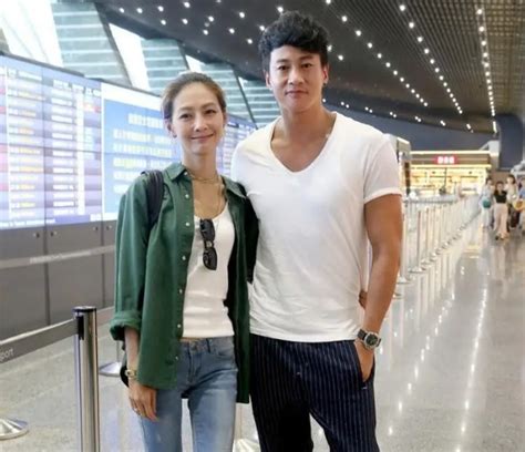 46歲何潤東曬近照，再現「步驚雲」的麒麟臂，小嬌妻滿臉幸福 壹讀
