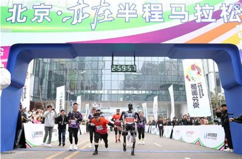 จีนจัดแข่งวิ่งฮาร์ฟมาราธอน ให้หุ่นยนต์ฮิวแมนนอยด์ร่วมแข่งได้ หากชนะแจก