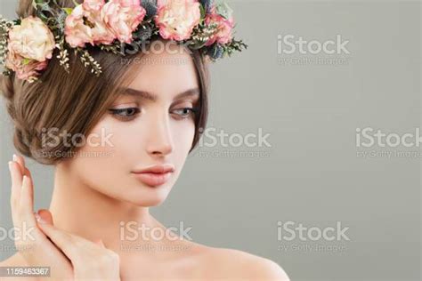 꽃 여름 스파 초상화와 귀여운 여자입니다 아름다운 얼굴 건강관리와 의술에 대한 스톡 사진 및 기타 이미지 건강관리와 의술