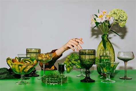 잔이 많이 놓인 테이블과 꽃으로 가득 찬 꽃병 사진 Unsplash의 무료 꽃 이미지