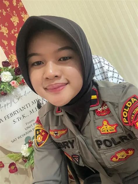 Profil Dan Foto Foto Ipda Febryanti Mulyadi Polwan Berhijab Dan Termuda Berusia 23 Tahun