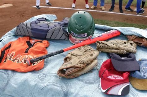 Cdr Donan Implementos Deportivos A Equipo Juvenil De Béisbol Radio