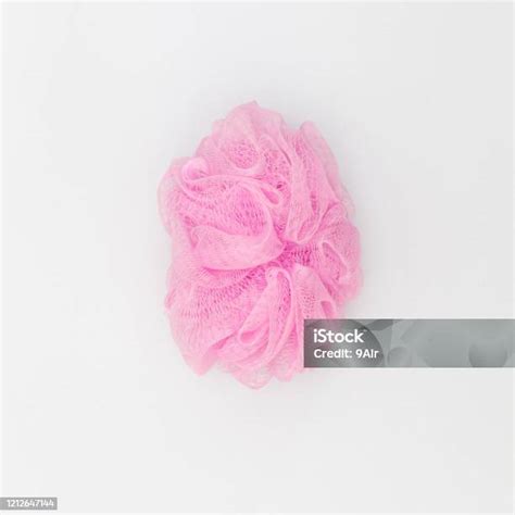 흰색 배경에 몸 스킨 케어 샤워 스크러빙 핑크 청소 목욕 퍼프 볼 스폰지의 상단보기 0명에 대한 스톡 사진 및 기타 이미지