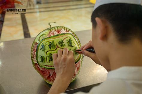 超炫酷的西瓜雕刻大赛真的太skr了 沈阳新东方烹饪学校