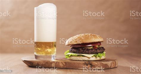 대리석 쇠고기 달콤한 양파 치즈 및 야채를 라거 맥주와 함께 제공하는 수제 버거 0명에 대한 스톡 사진 및 기타 이미지 0명 고기 굽기 Istock