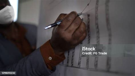 사무실에서 프리젠 테이션을하고 얼굴 마스크를 착용 하는 고위 비즈니스 남자 실제 인물에 대한 스톡 사진 및 기타 이미지 실제 인물 결정 경영자 Istock