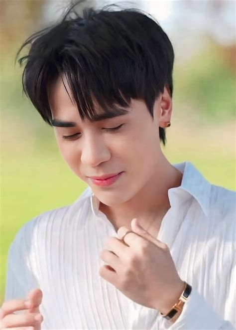 ไหล่ไม่เอียงมากเกินไป ทิ้งความหอมยามบ่ายไว้ ริมฝีปากอย่าสั่นมากนัก หากแสงแดดสีชมพูหายไป