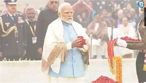 டெல்லியில் உள்ள மகாத்மா காந்தி நினைவிடத்தில் பிரதமர் நரேந்திர மோடி