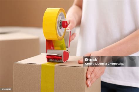 실내에서 디스펜서가 있는 상자에 접착 테이프를 붙이는 여자 근접 촬영 관 신체 부분에 대한 스톡 사진 및 기타 이미지 관 신체 부분 끈적거리는 나무 상자 Istock