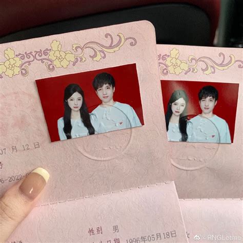 电竞选手严君泽letme官宣结婚 与女友手持结婚证十分登对rng两人新浪新闻