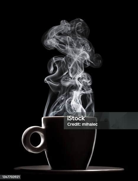 검은 색 배경 위에 신선한 김이 향기로운 향기로운 아침 뜨거운 커피의 흰색 세라믹 컵 뜨거운 커피에서 연기 검정색 배경에 대한 스톡 사진 및 기타 이미지 Istock