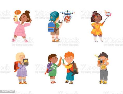 스마트 모바일 가제트와 전자 장치 벡터 세트를 사용 하는 귀여운 아이 들 귀여운에 대한 스톡 벡터 아트 및 기타 이미지 귀여운 디지털 원주민 만족한 Istock