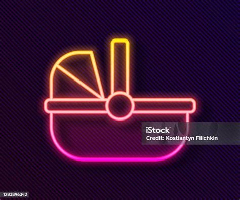 검은 색 배경에 고립 된 빛나는 네온 라인 유모차 아이콘 유모차 버기 유모차 유모차 바퀴 벡터 0명에 대한 스톡 벡터 아트 및