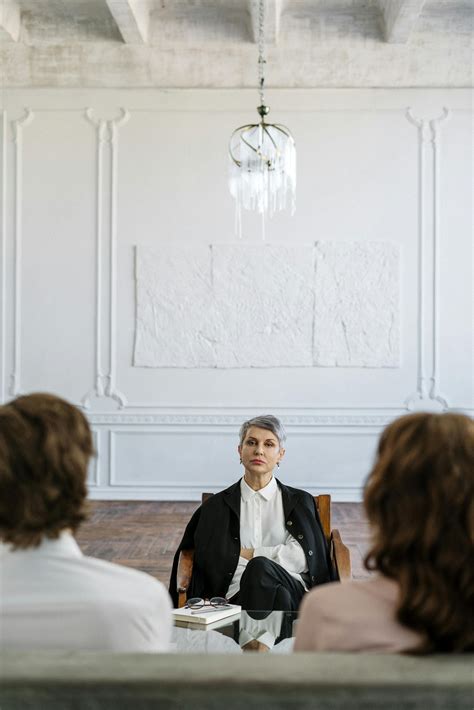 가벼운 옷 갈라진 갈색 머리 걱정하는 건강 건강 관리 고요한 곱슬거리는 곱슬머리 관계 균형 깊은 생각 내성