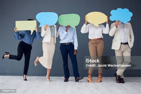 사업가들 소셜 미디어 광고 메시지 또는 벽 배경의 공간을 위한 말풍선 모형 포스터 및 배너 광고판 또는 방에 함께 발표할 수 있는 복사 공간이 있는 그룹 남자에 대한 스톡
