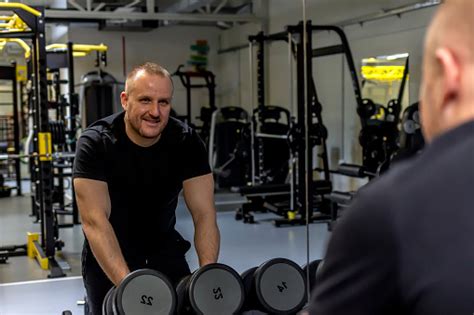 체육관에서 운동 하는 동안 아령의 집합을 잡고 남성 선수의 자른 샷 30 34세에 대한 스톡 사진 및 기타 이미지 30 34세 30 39세 개념 Istock