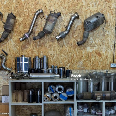 머플러 화염 피뢰기 및 자동차의 배기 시스템의 노즐 설치 및 수리 서비스 강철에 대한 스톡 사진 및 기타 이미지 강철 금속