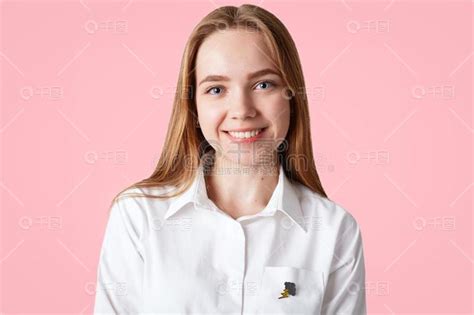 美丽高清图片 美丽的年幼的女性的学生有健康的皮 蓝色眼睛和英语字母表的第16个字母 美丽的年幼的女性的学生有健康的皮 蓝色眼睛和英语字母表的第