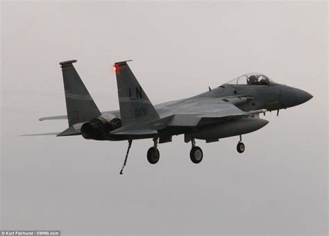 Usaf F 15 Fighter Sends Sparks Flying As Its Tailhook Hits The Tarmac Daily Mail Online